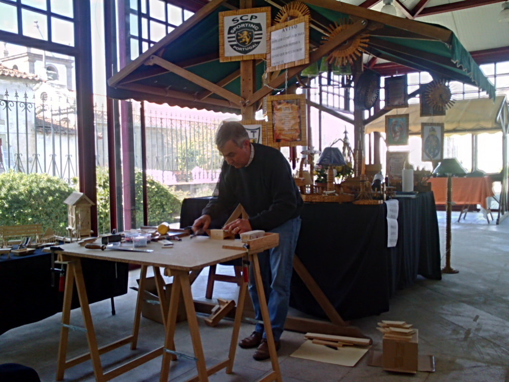 Miniaturas em madeira - PINGOS ONLINE (aetcf)