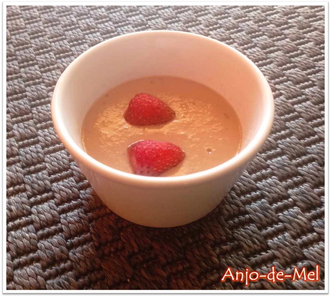 Strawberry Custard (uma espécie de leite-creme de morango) - Bruxinha ...